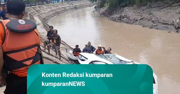 Emak-emak Latihan Nyetir, Mobilnya Nyemplung ke Sungai Bengawan Solo | kumparan.com